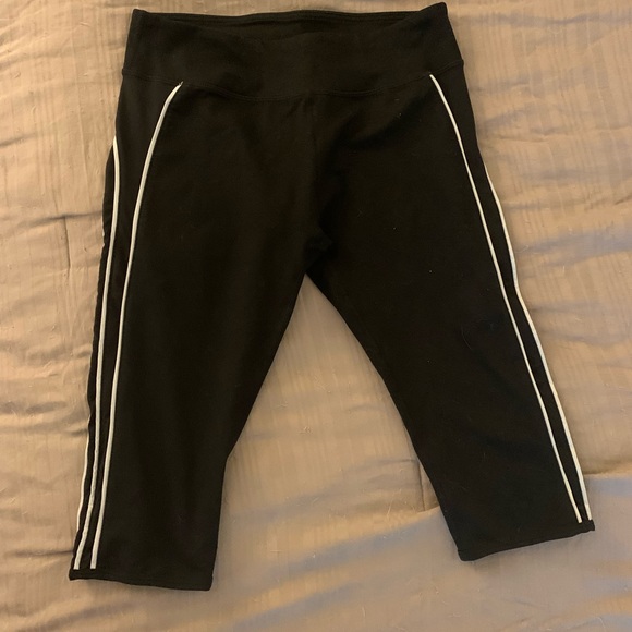 Fabletics | Pants & Jumpsuits | Fabletics Squat Proof Leggings Capri ...